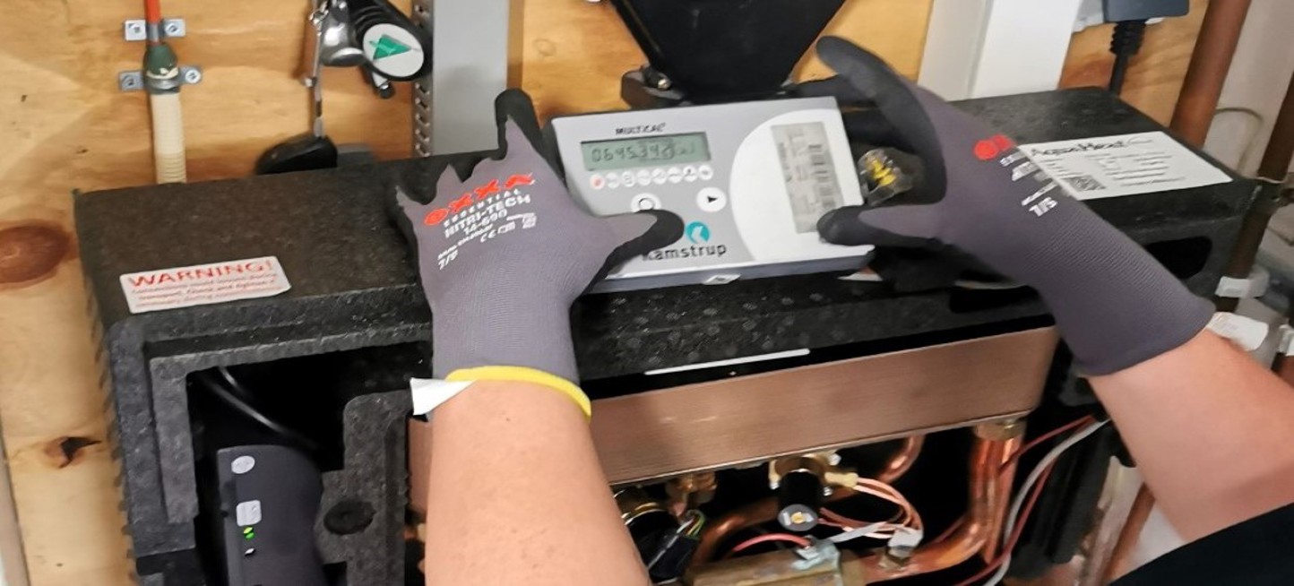 Over de schouder bij een servicemonteur Stadsverwarming | Vattenfall